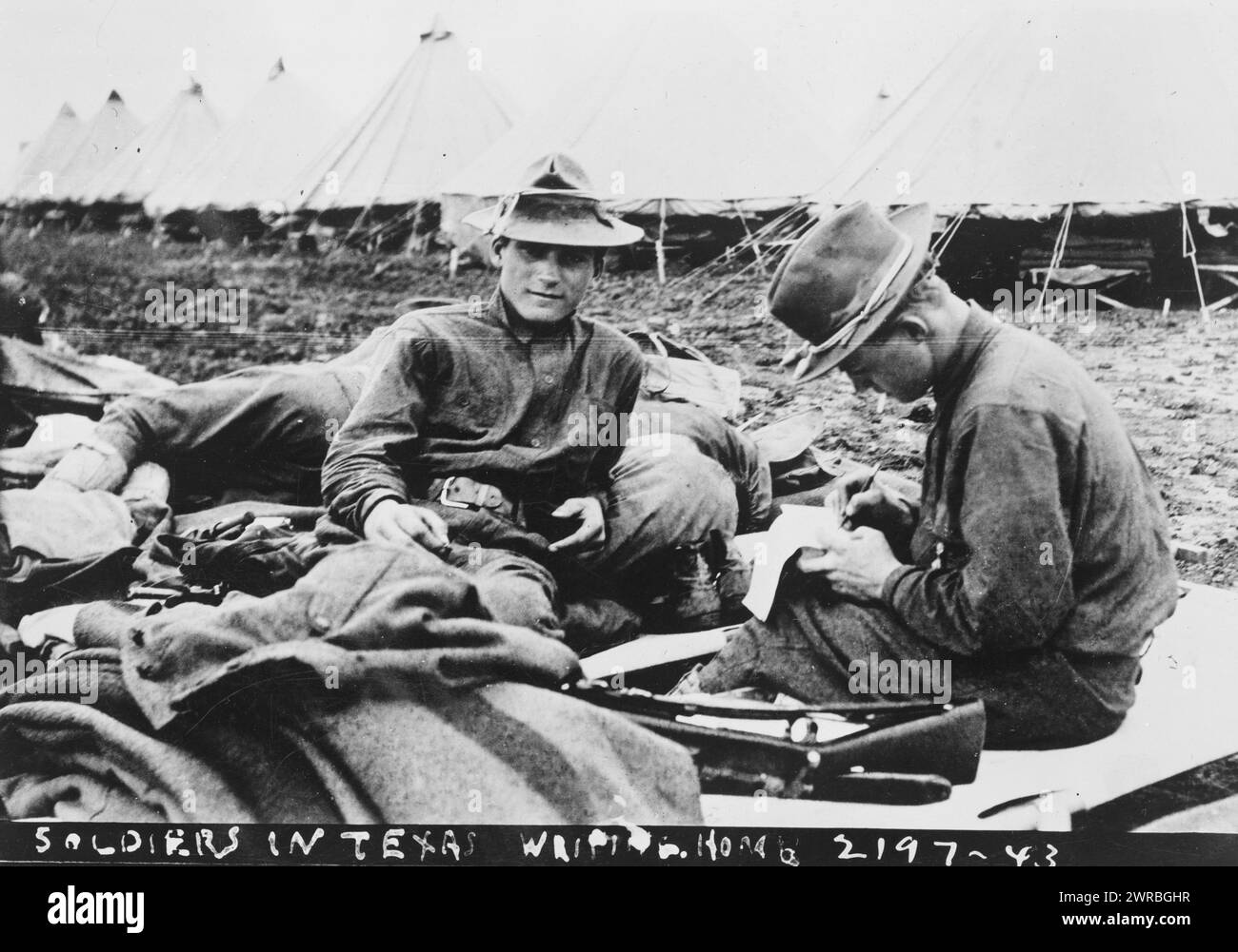 Several white bell tents hi-res stock photography and images - Alamy