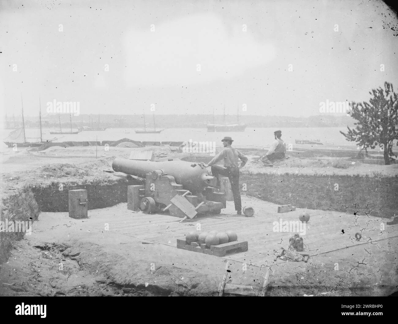 11 inch smooth bore dahlgren naval gun hi-res stock photography and ...