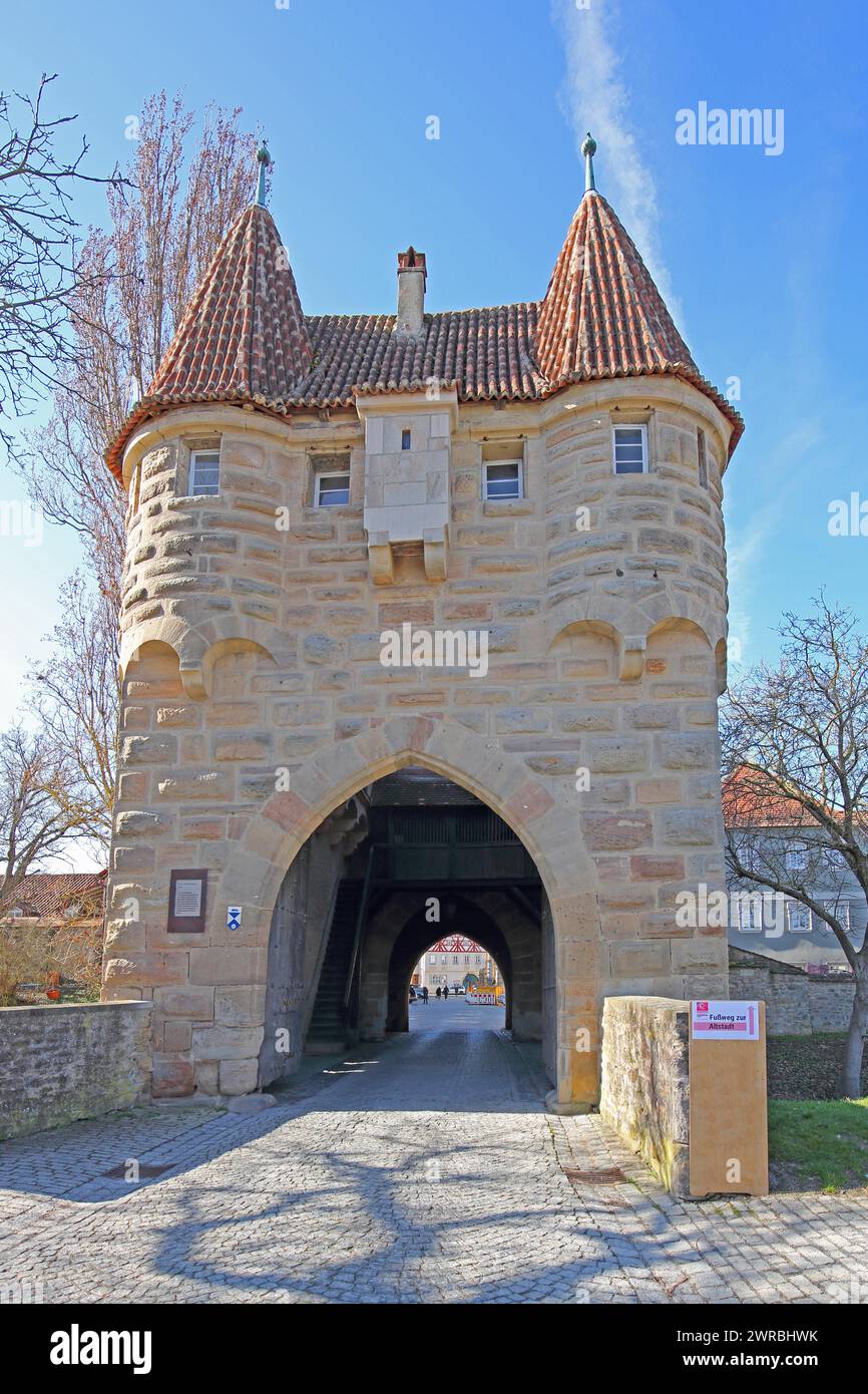 Historic gatehouse and city wall hi-res stock photography and images ...