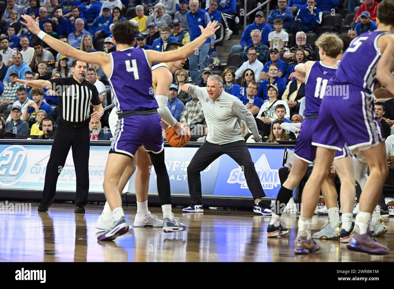 St. Thomas - Minnesota Tommies head coach Johnny Tauer reacts on the ...