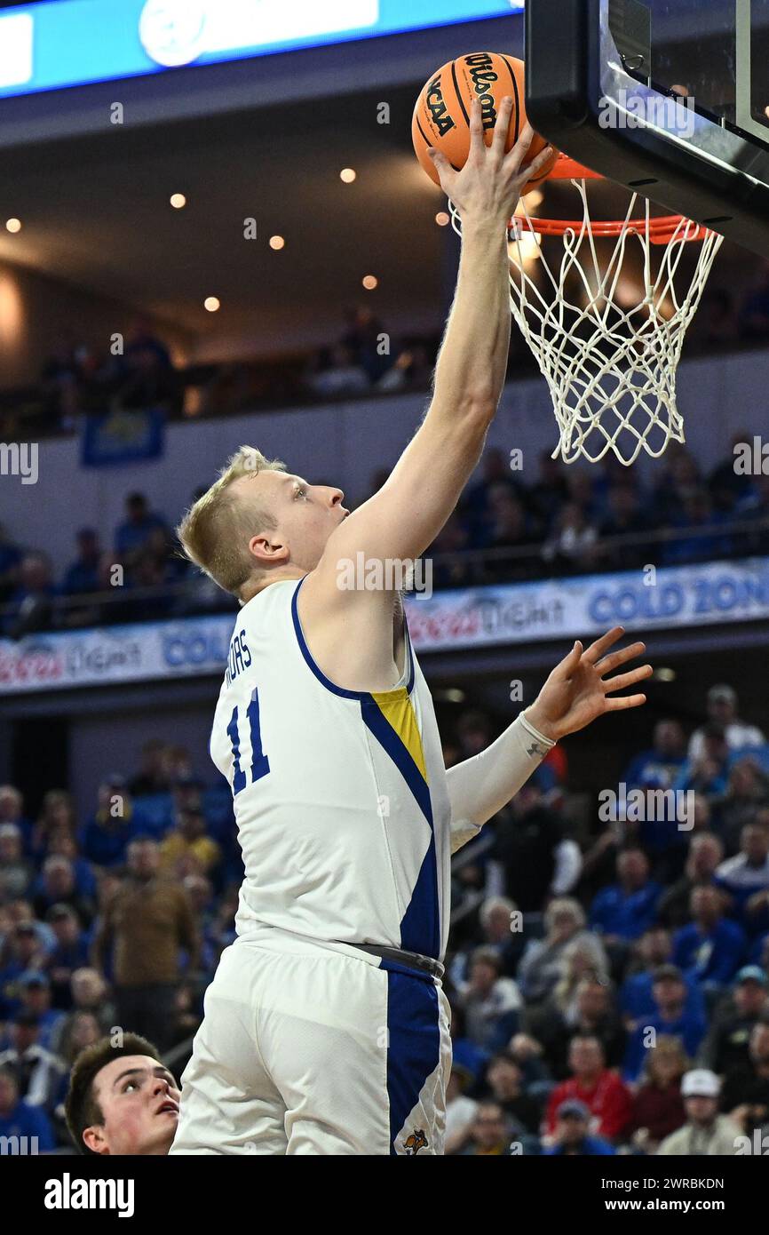 South Dakota State Jackrabbits forward Matthew Mors (11) goes up for a ...