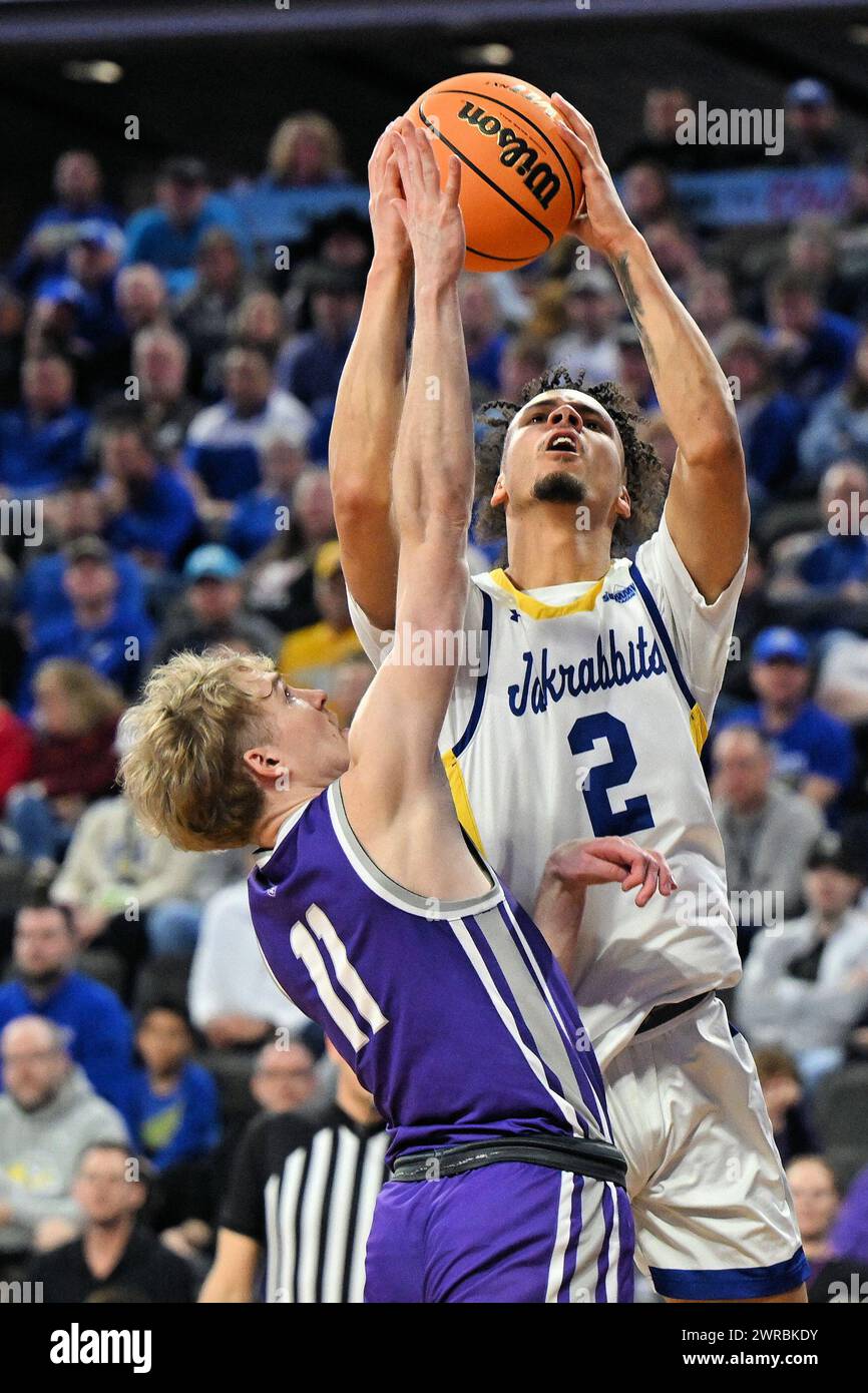 South Dakota State Jackrabbits guard Zeke Mayo (2) shoots over St ...
