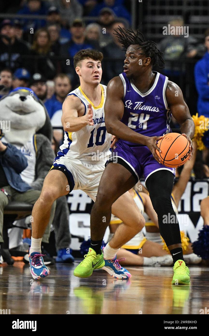 St. Thomas - Minnesota Tommies guard Raheem Anthony (24) looks to pass ...