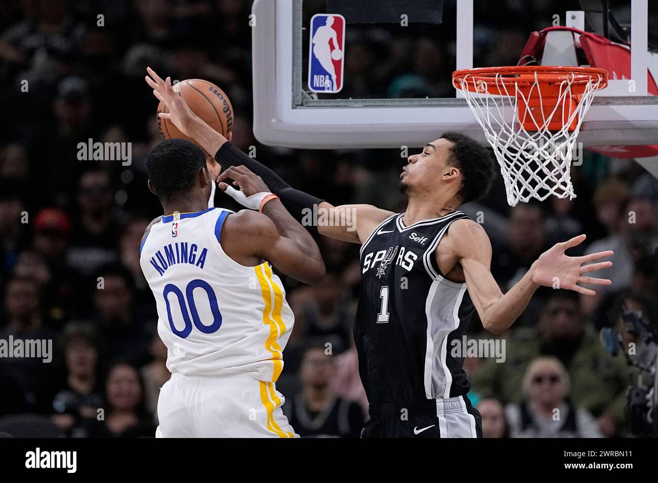 Golden State Warriors forward Jonathan Kuminga (00) is blocked by San Antonio Spurs center ...