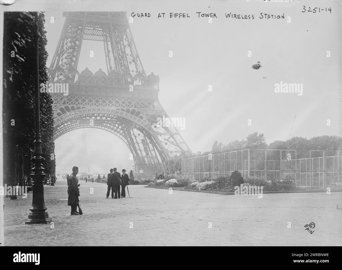 Paris 1918 eiffel tower hi-res stock photography and images - Alamy