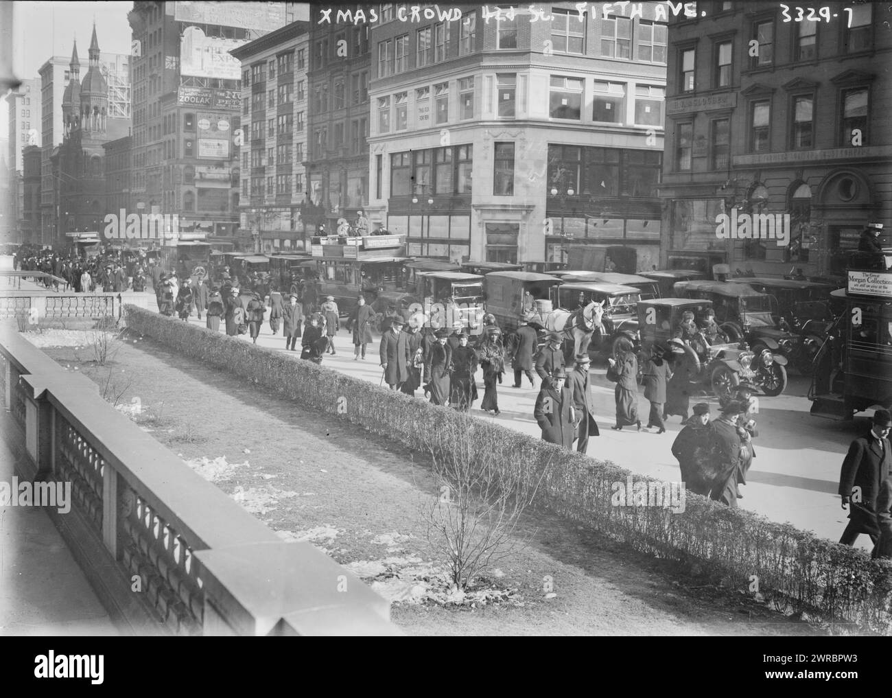 Xmas crowd, 42d St. Fifth Ave., Photo shows a crowded Fifth Avenue at ...