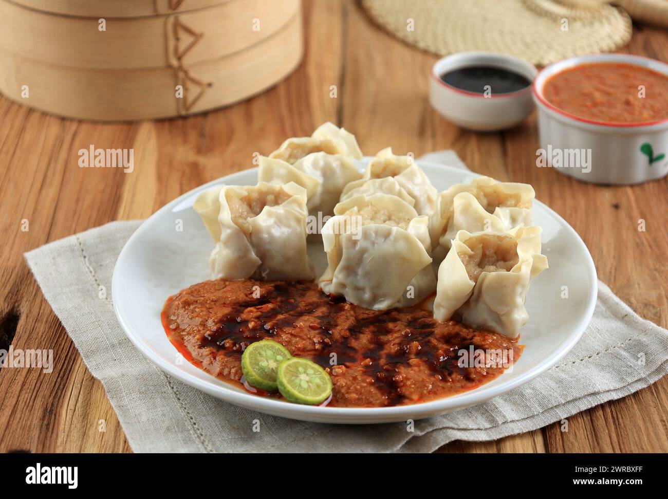 Batagor ikan hi-res stock photography and images - Alamy