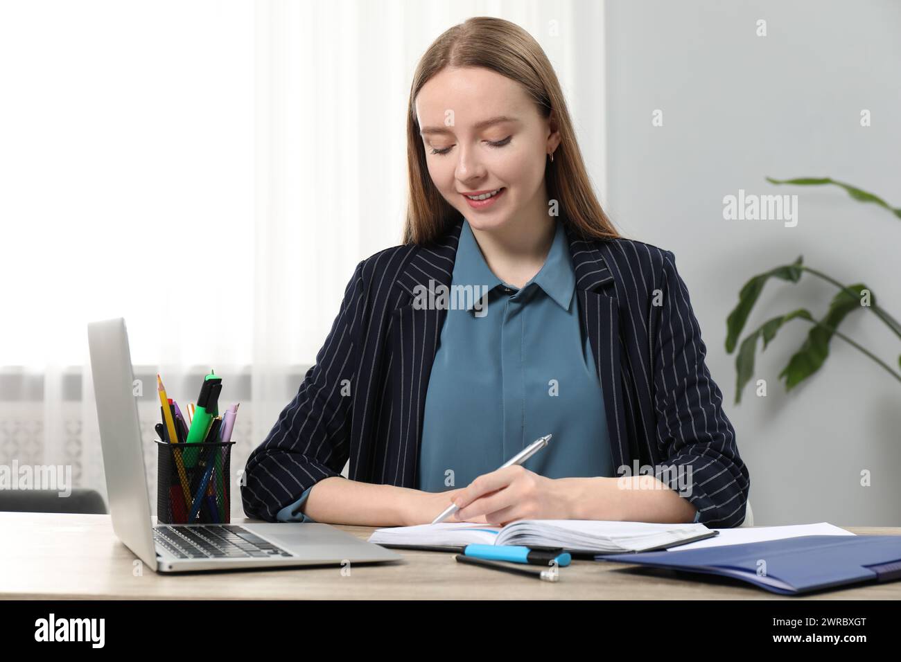 Female office worker taking notes hi-res stock photography and images ...