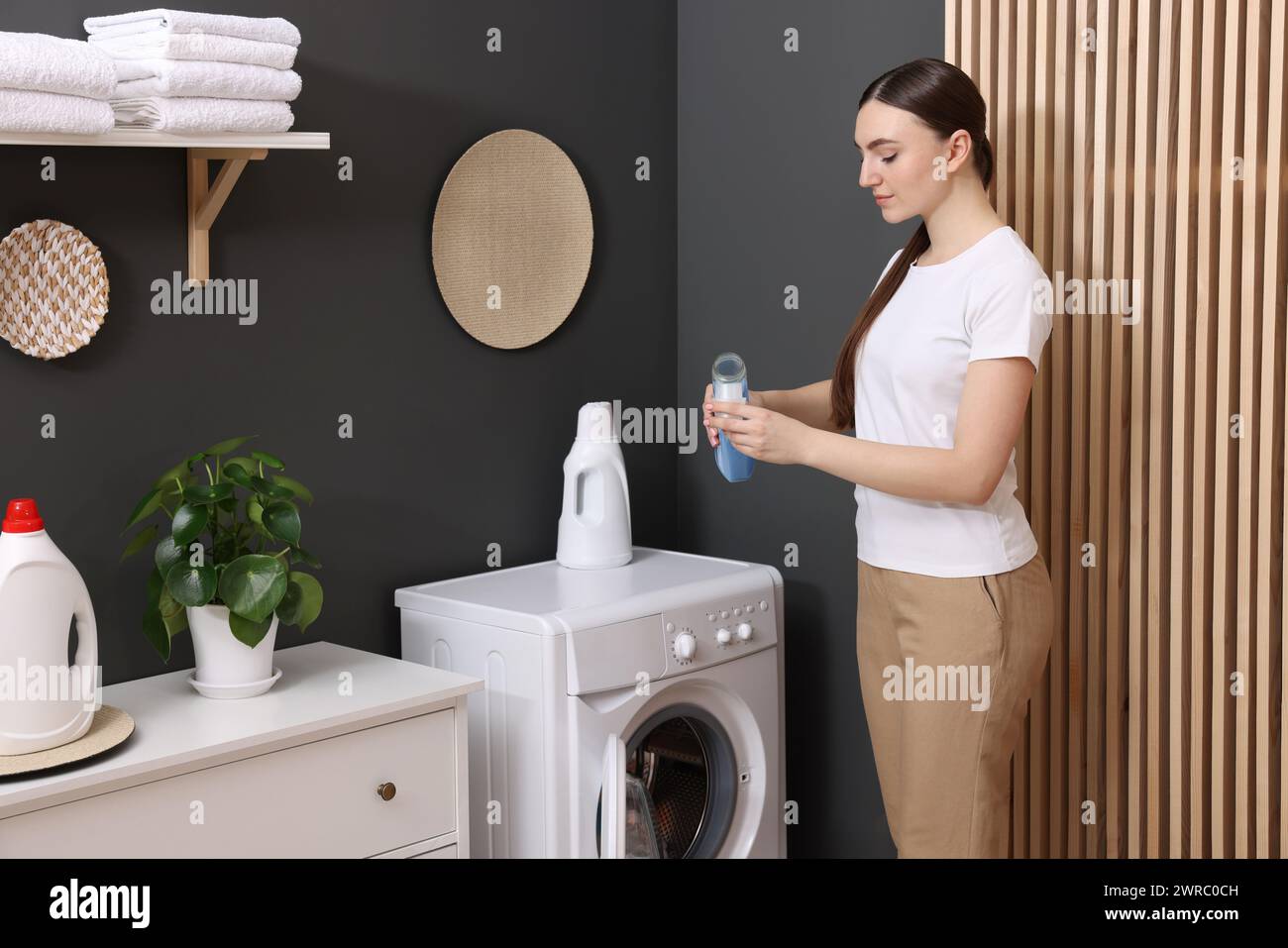 Laundry detergent pouring in hi-res stock photography and images - Alamy