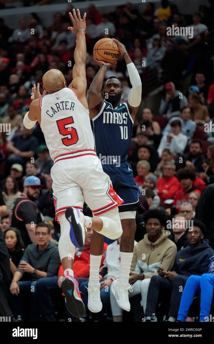 Chicago Bulls guard Jevon Carter, left, tries to block Dallas Mavericks ...