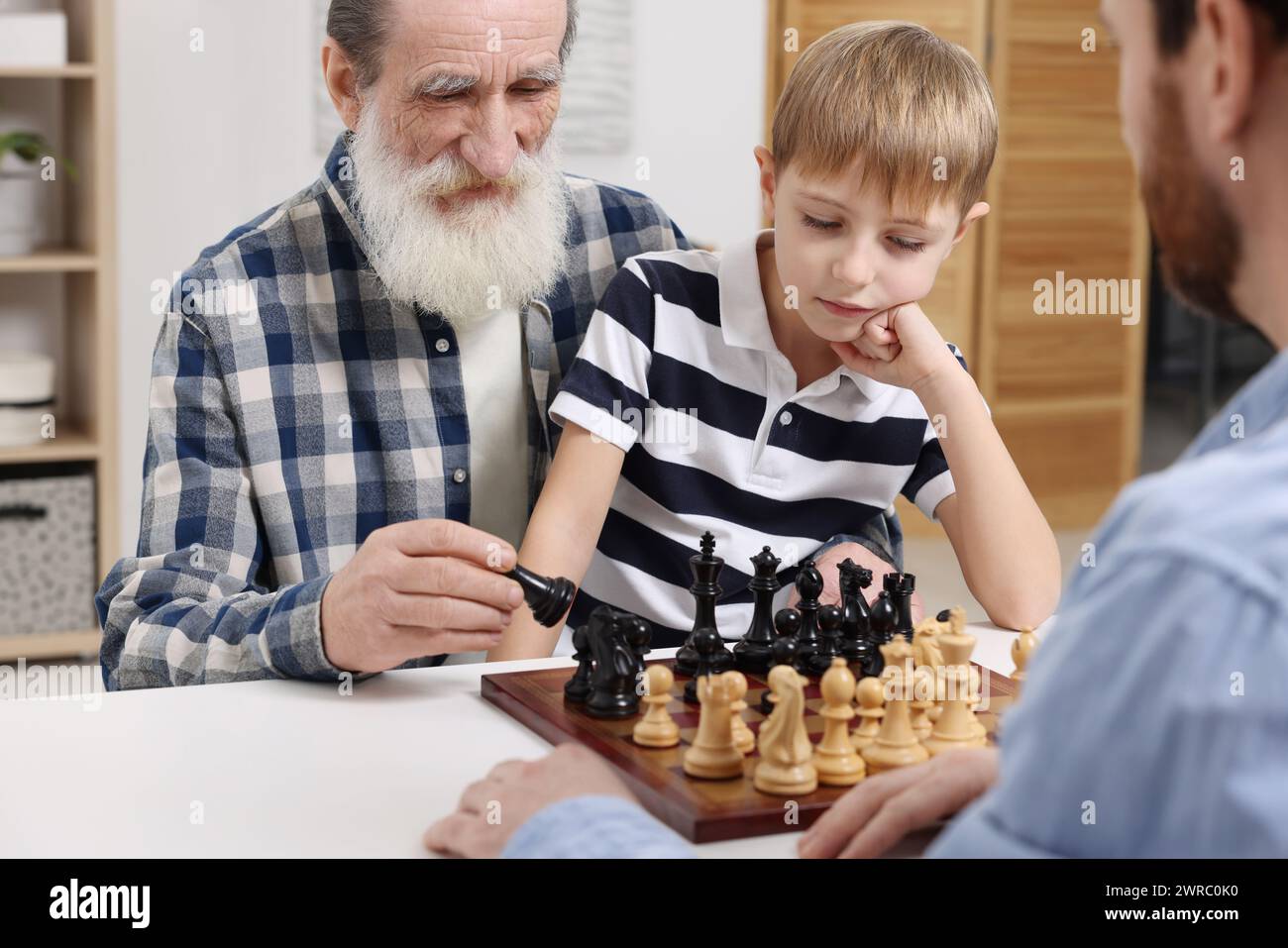 Family playing chess together hi-res stock photography and images - Alamy