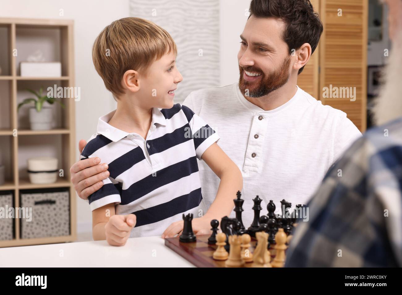 Family playing chess together hi-res stock photography and images - Alamy