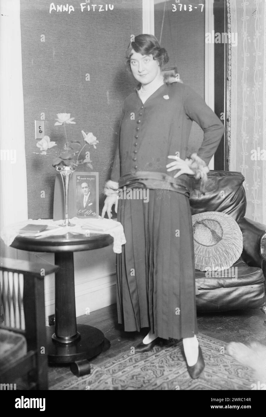 American singer soprano hi-res stock photography and images - Alamy