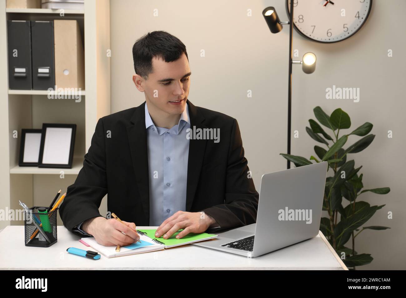 Taking sticky notes hi-res stock photography and images - Alamy