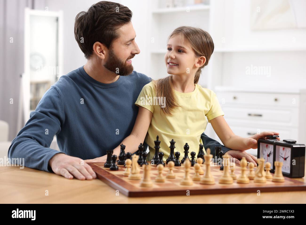 Father daughter playing chess home hi-res stock photography and images ...