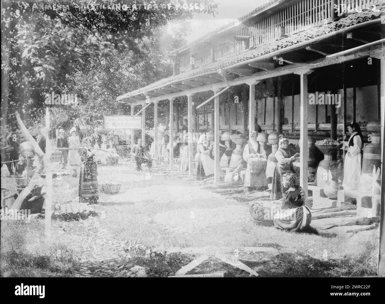 Sign reads Black and White Stock Photos & Images - Alamy