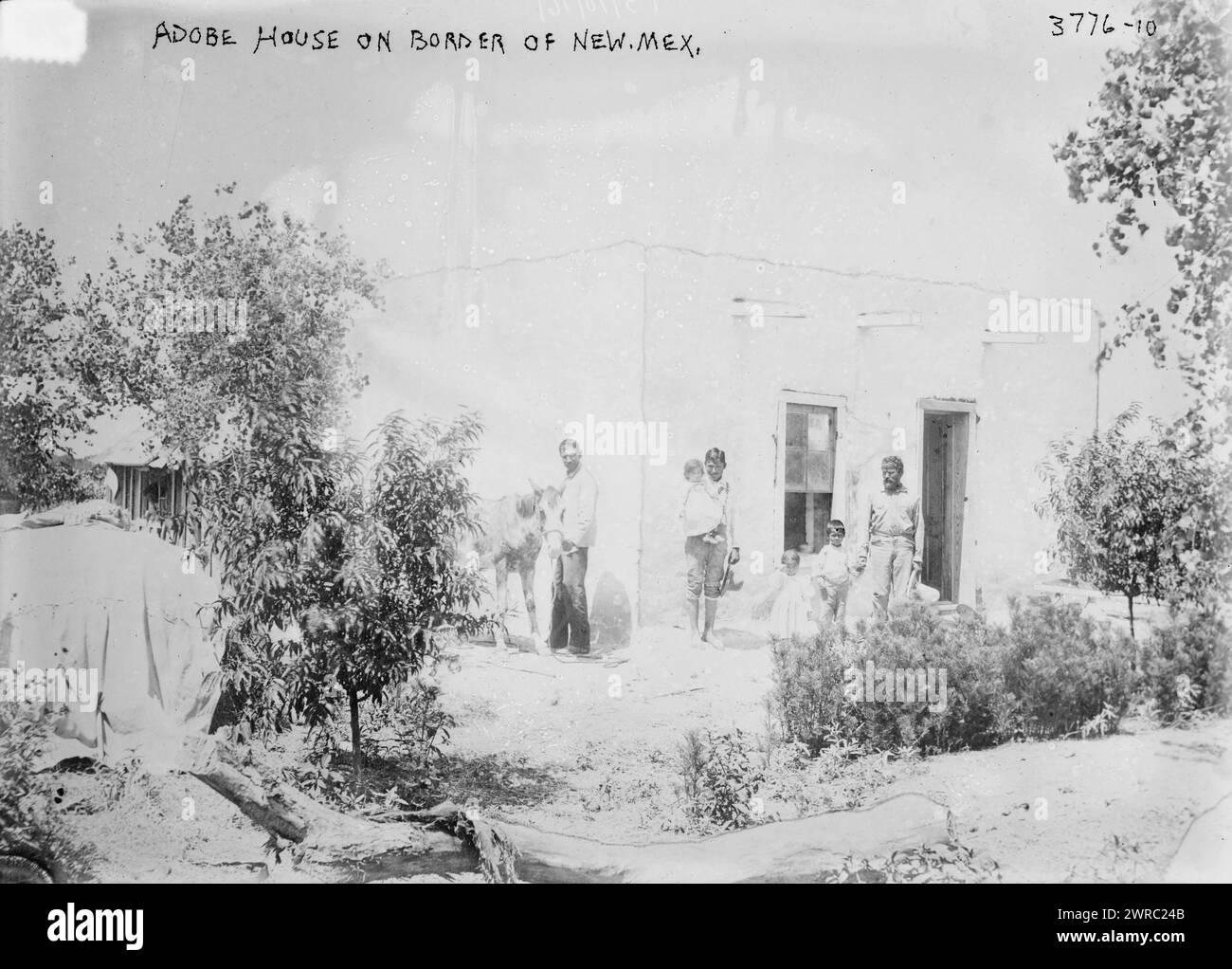 Adobe house on border of New Mex. Mexico, between ca. 1915 and ca. 1920 ...