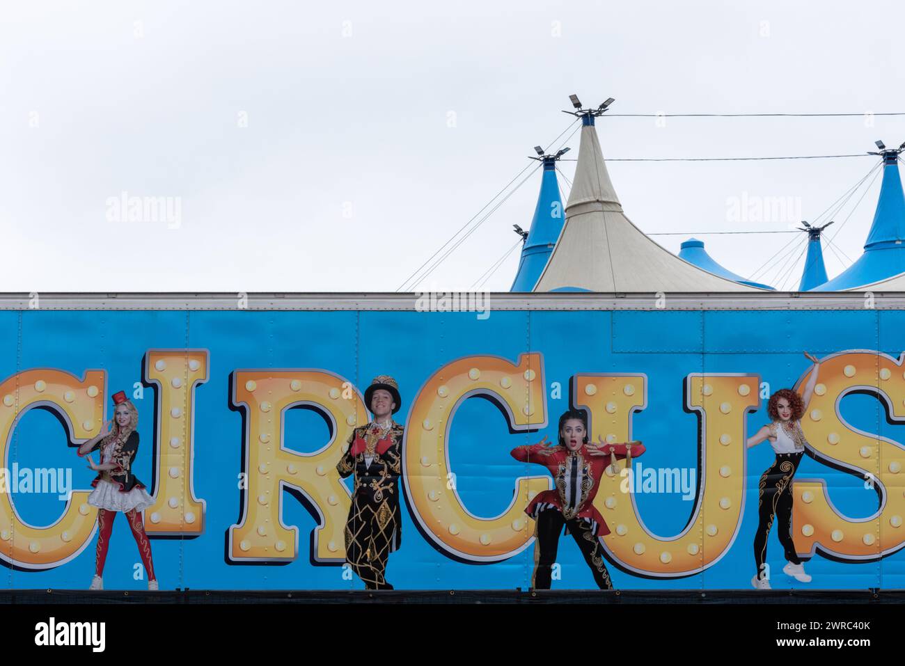 Circus performers hi-res stock photography and images - Alamy