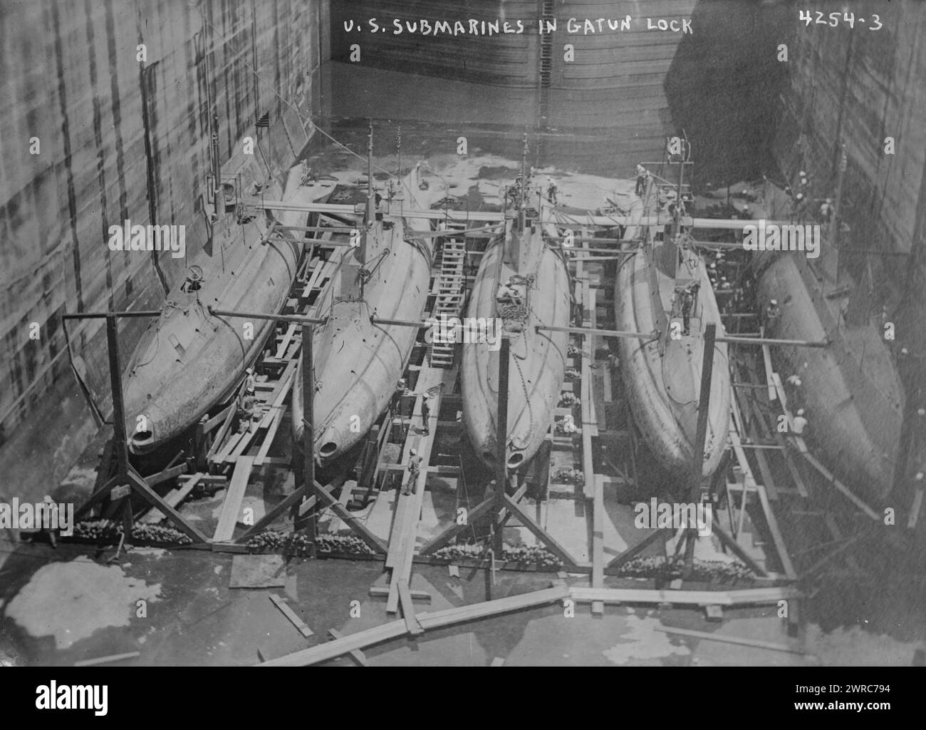 U.S. submarines in Gatun Lock, Photograph shows submarines in the Gatun ...