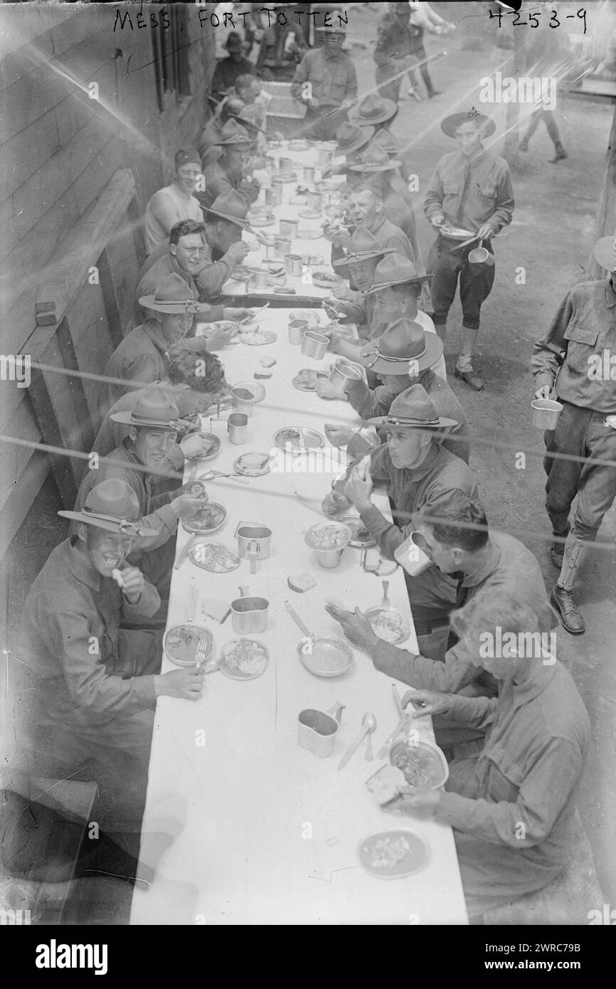 World war i soldiers eating Black and White Stock Photos & Images - Alamy