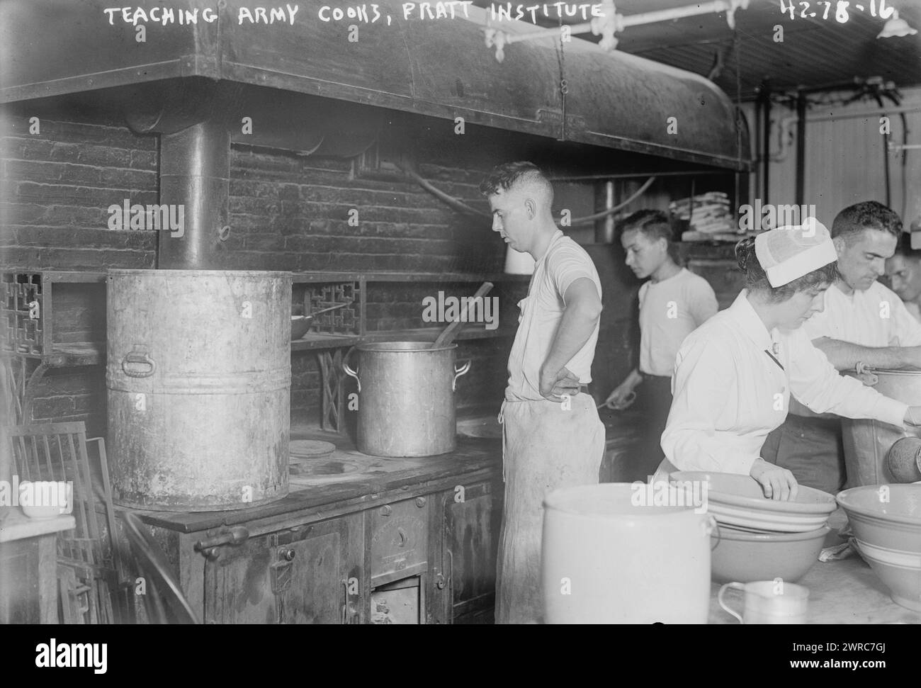 Woman course cooking Black and White Stock Photos & Images - Alamy