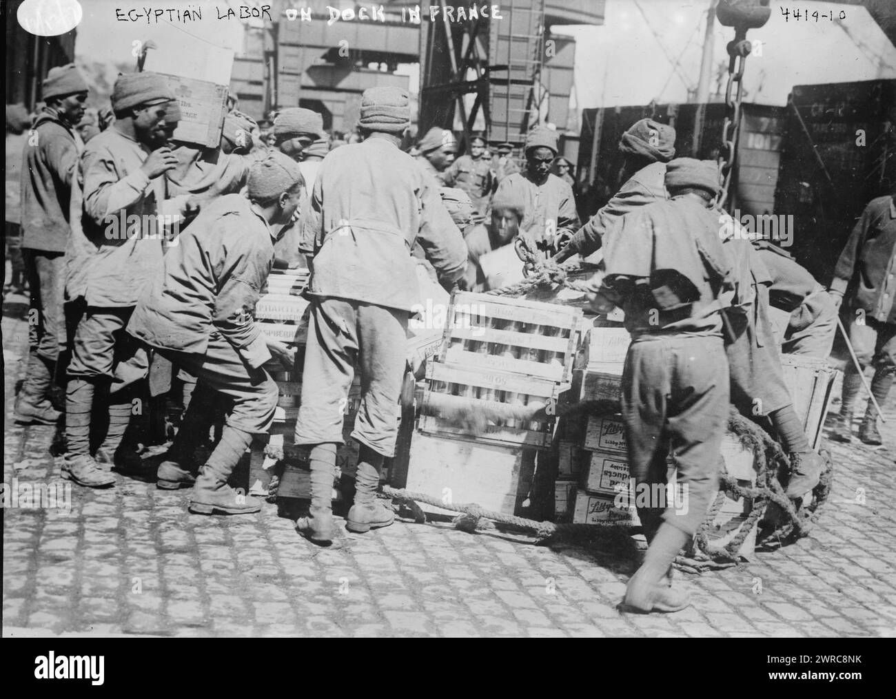 Egyptian labor on dock hi-res stock photography and images - Alamy