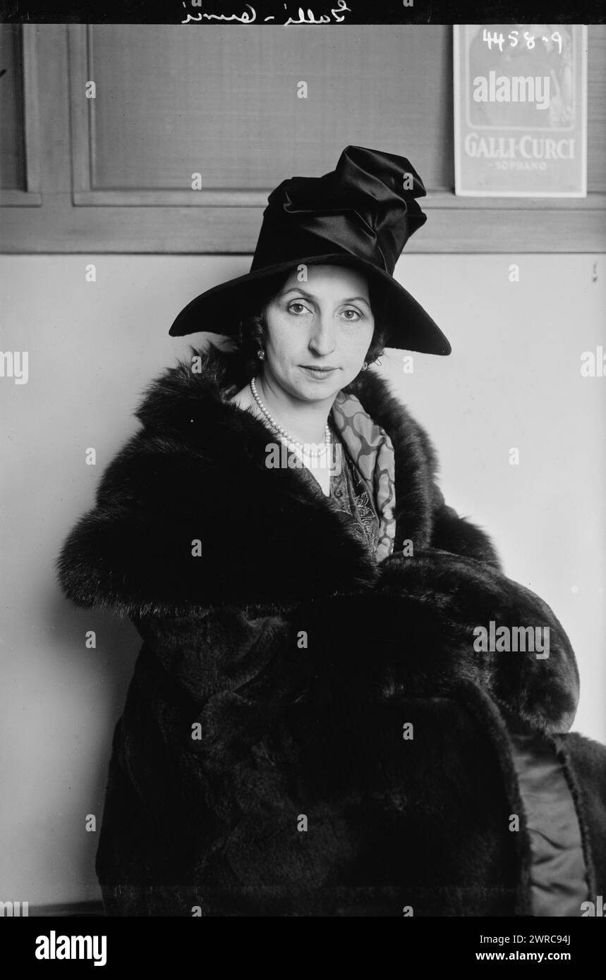 Singer with hat hi-res stock photography and images - Alamy