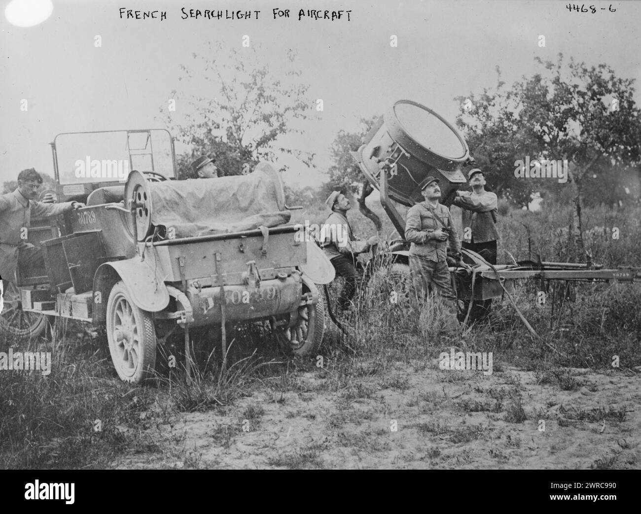French searchlight for aircraft, Photograph shows French soldiers with ...