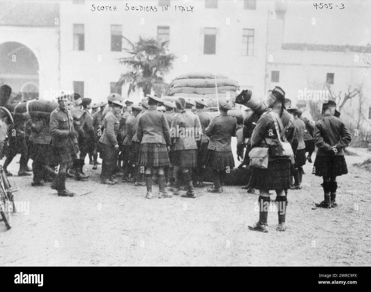 Scotch soldiers in Italy, Photograph shows soldiers from Scotland ...