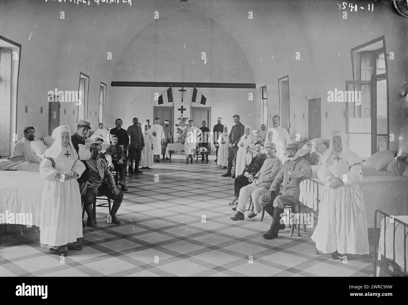 Hospital, Quimper, Photograph shows nuns, medical staff and soldiers in ...