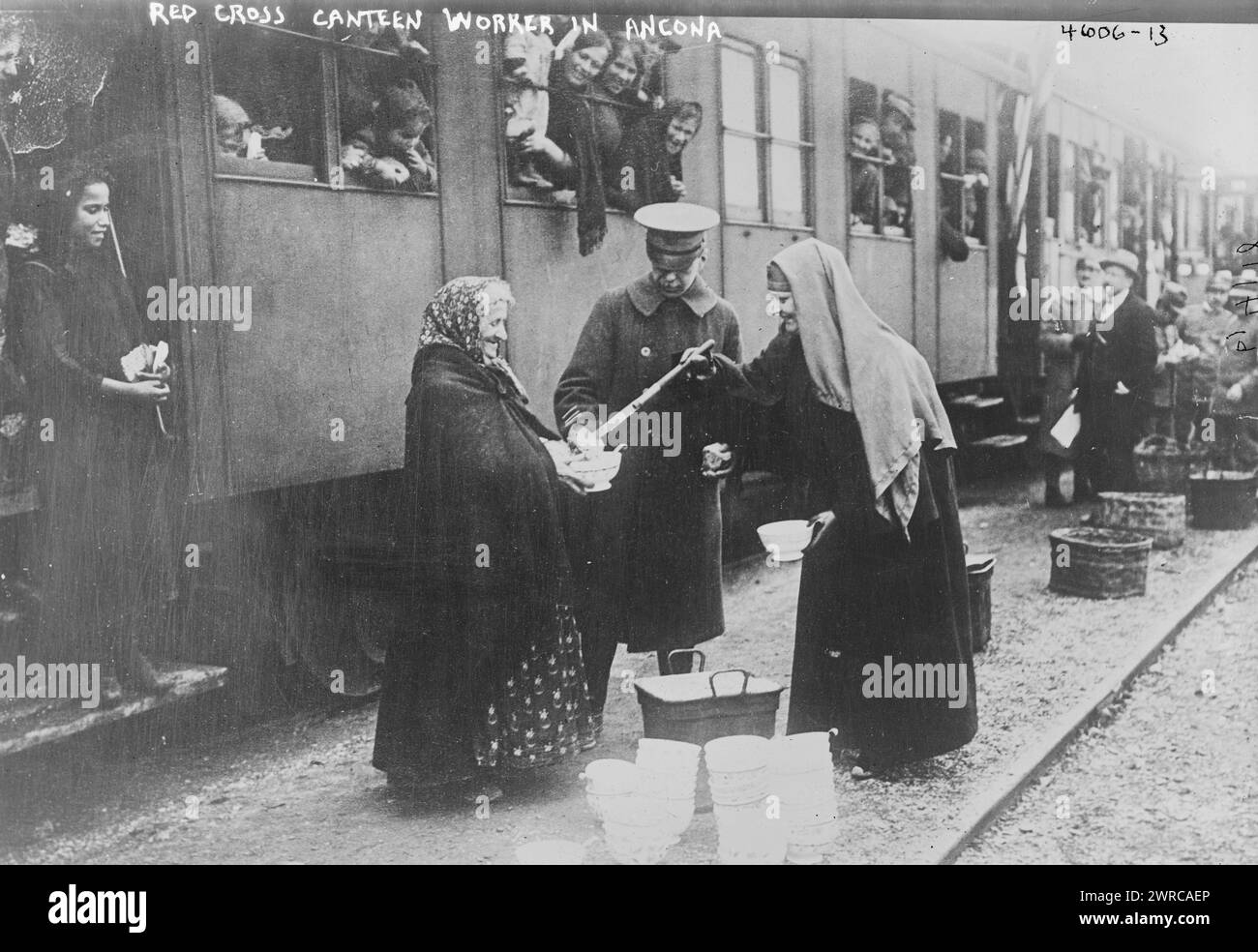 Kitchen worker soup Black and White Stock Photos & Images - Alamy