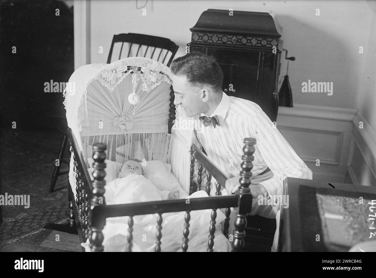Elliott Shaw, Photograph shows singer Elliott Shaw (1887-1973) with ...