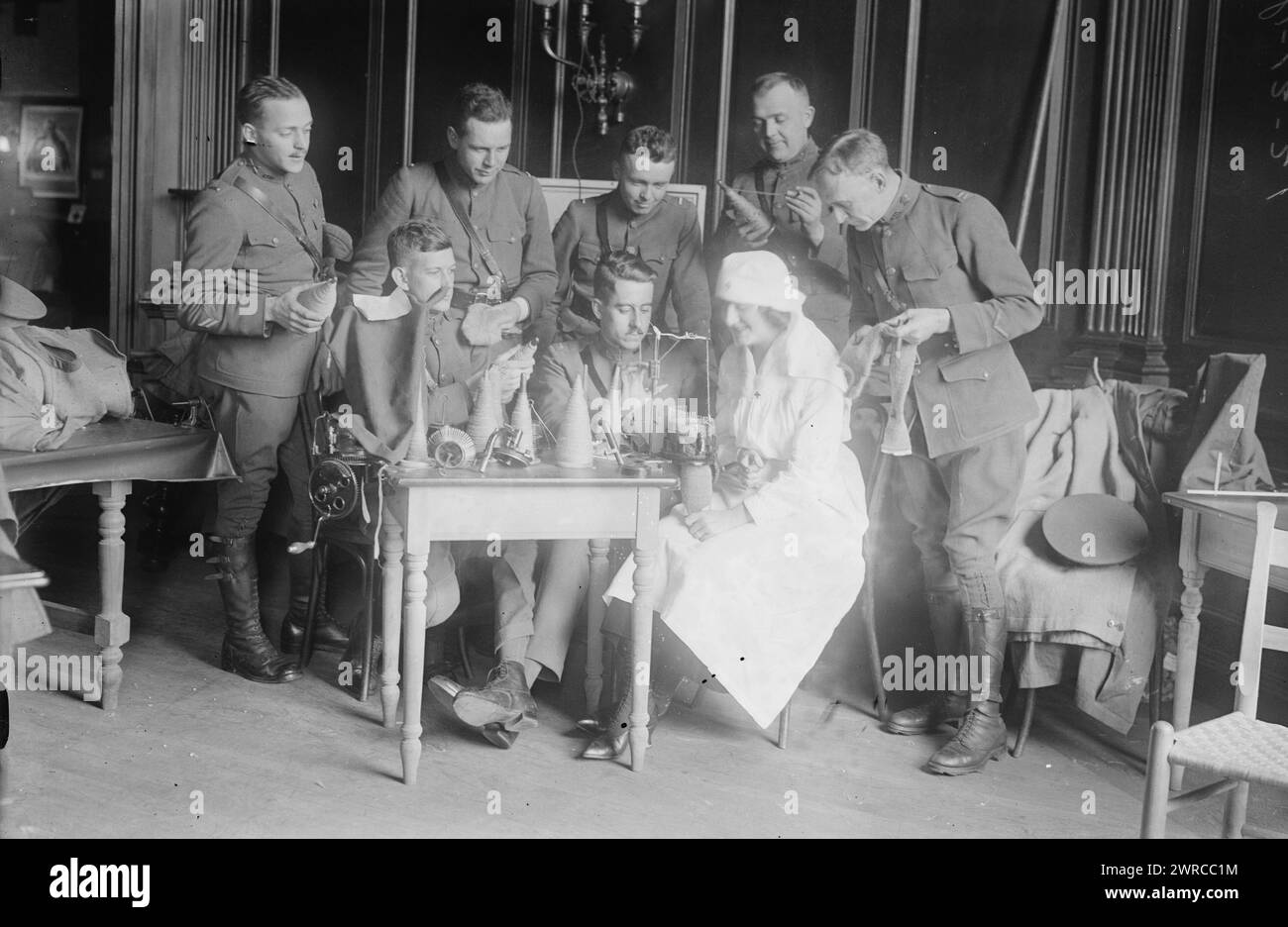 Woman knitting 1920 hi-res stock photography and images - Alamy