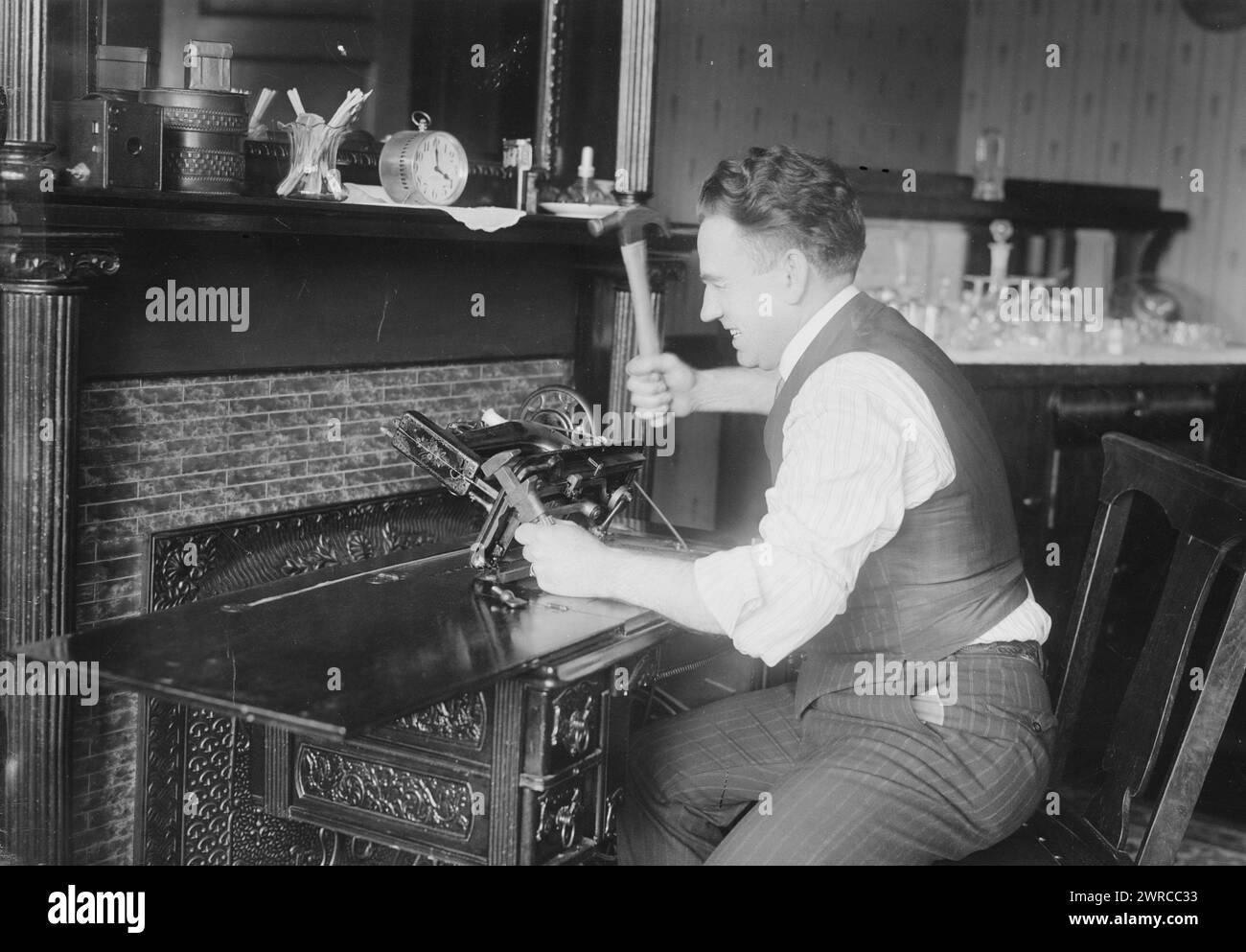 1915 sewing machine Black and White Stock Photos & Images - Alamy