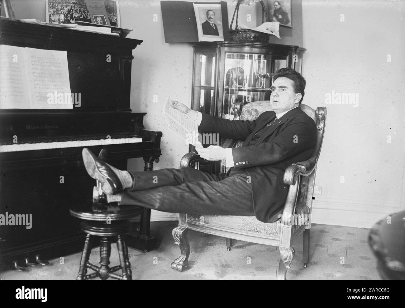 Italian baritone opera singer seated hi-res stock photography and ...