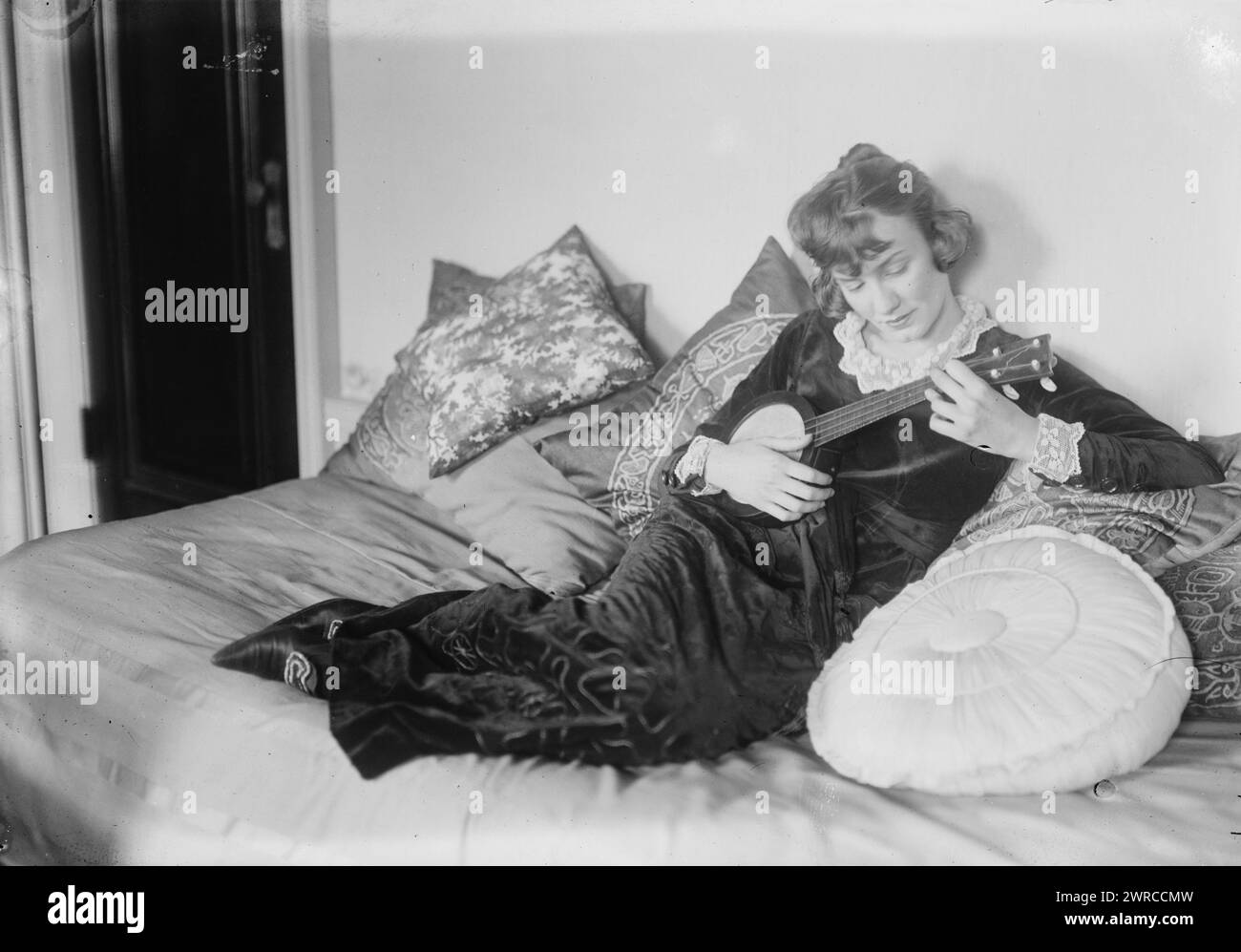 1920s singer hi-res stock photography and images - Alamy