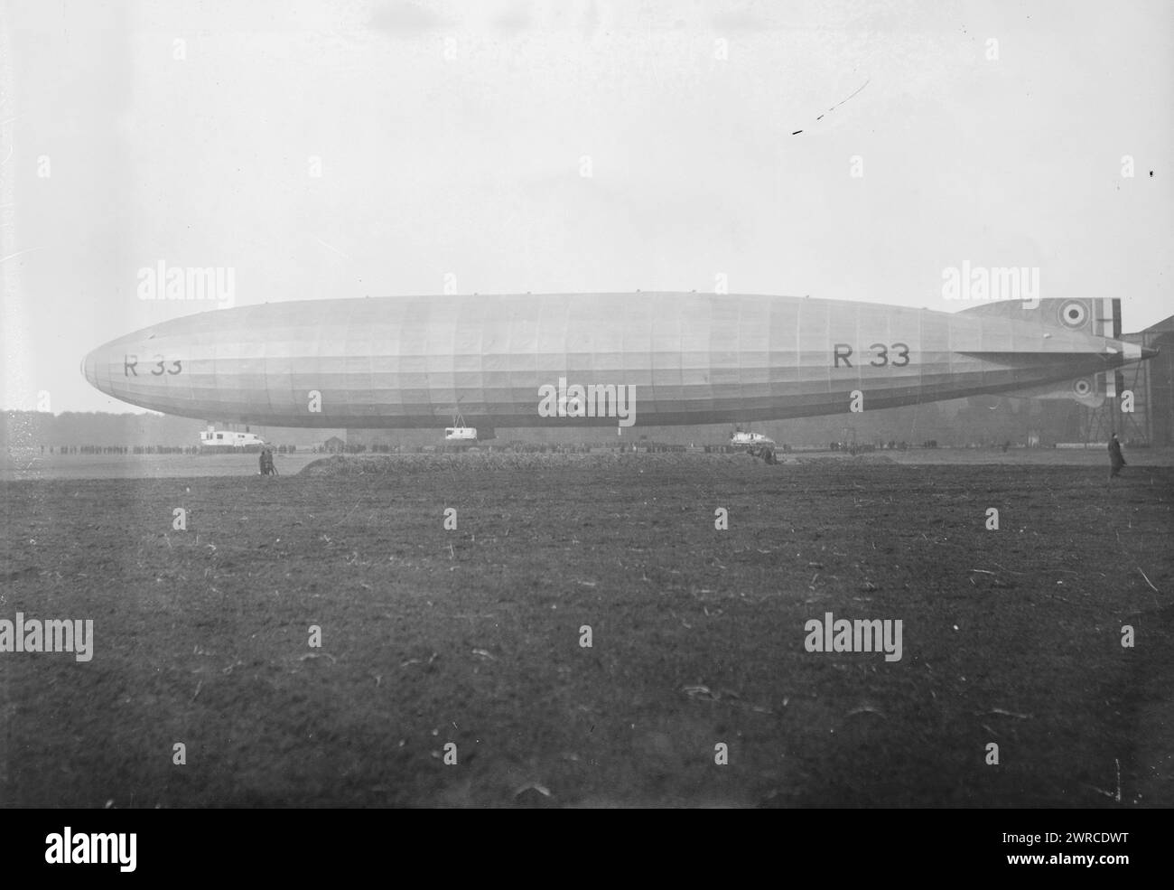 British airship r33 hi-res stock photography and images - Alamy