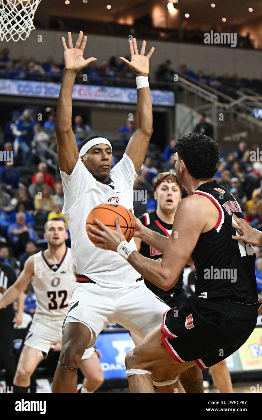 Nebraska-Omaha Mavericks forward Marquel Sutton (10) plays defense ...