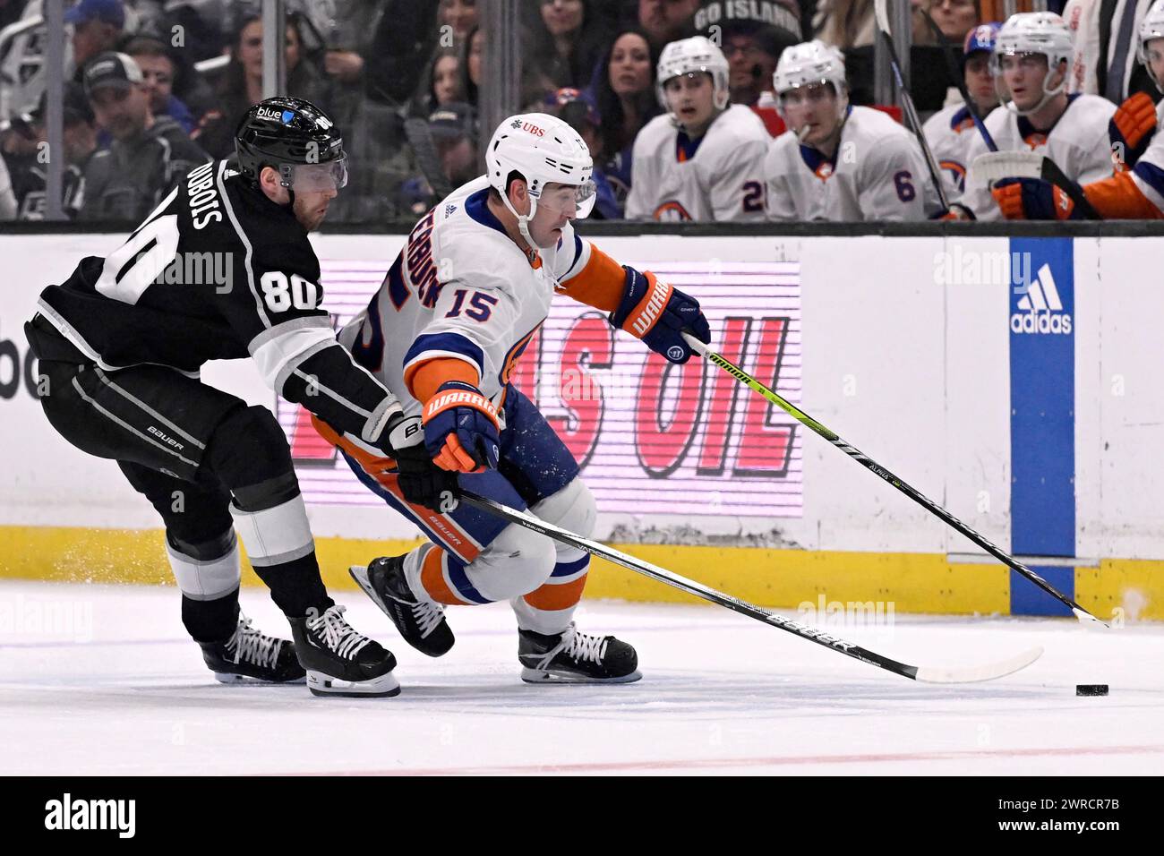 New York Islanders right wing Cal Clutterbuck (15) controls the puck ...