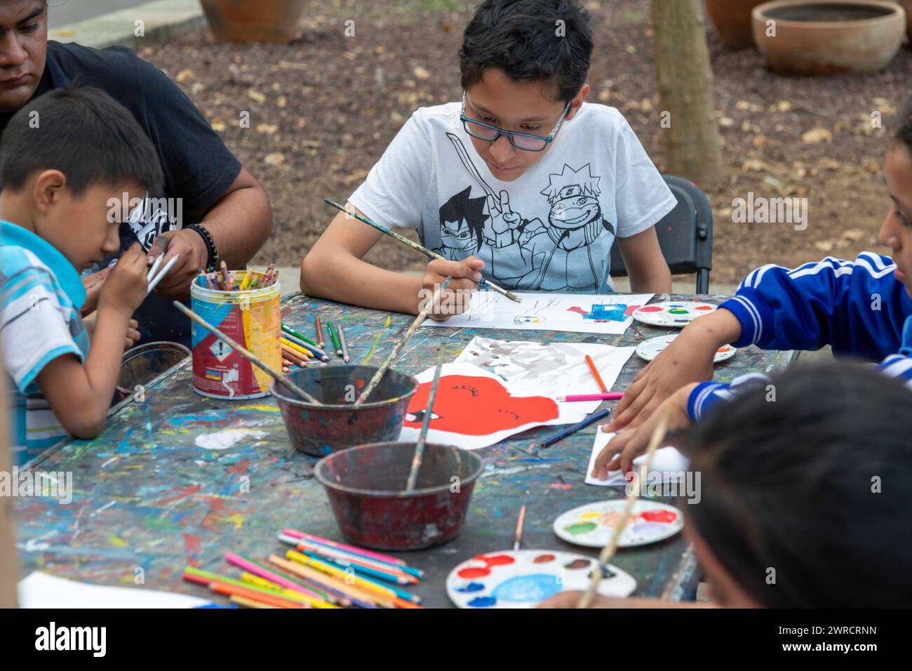 Oaxaca, Mexico - Students painting at a temporary art class in the zocalo Stock Photo - Alamy