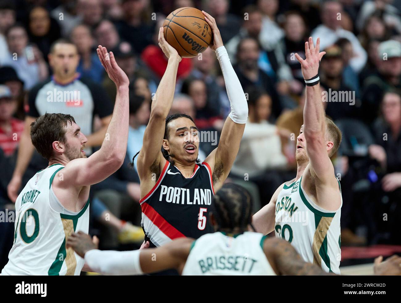 Portland Trail Blazers guard Dalano Banton, center, drives to the ...