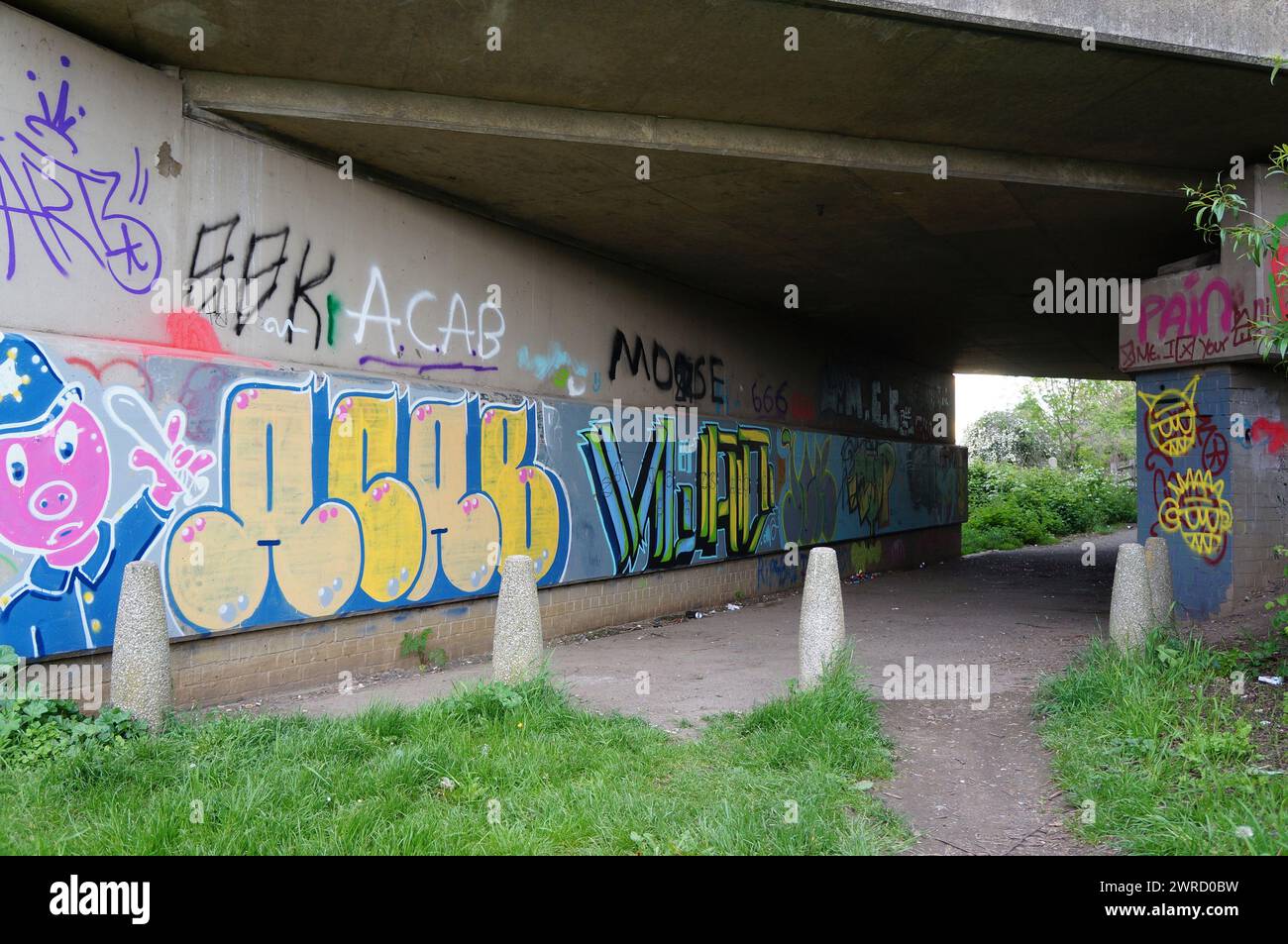 Spalding bridge underpass with graffiti covered walls Stock Photo - Alamy