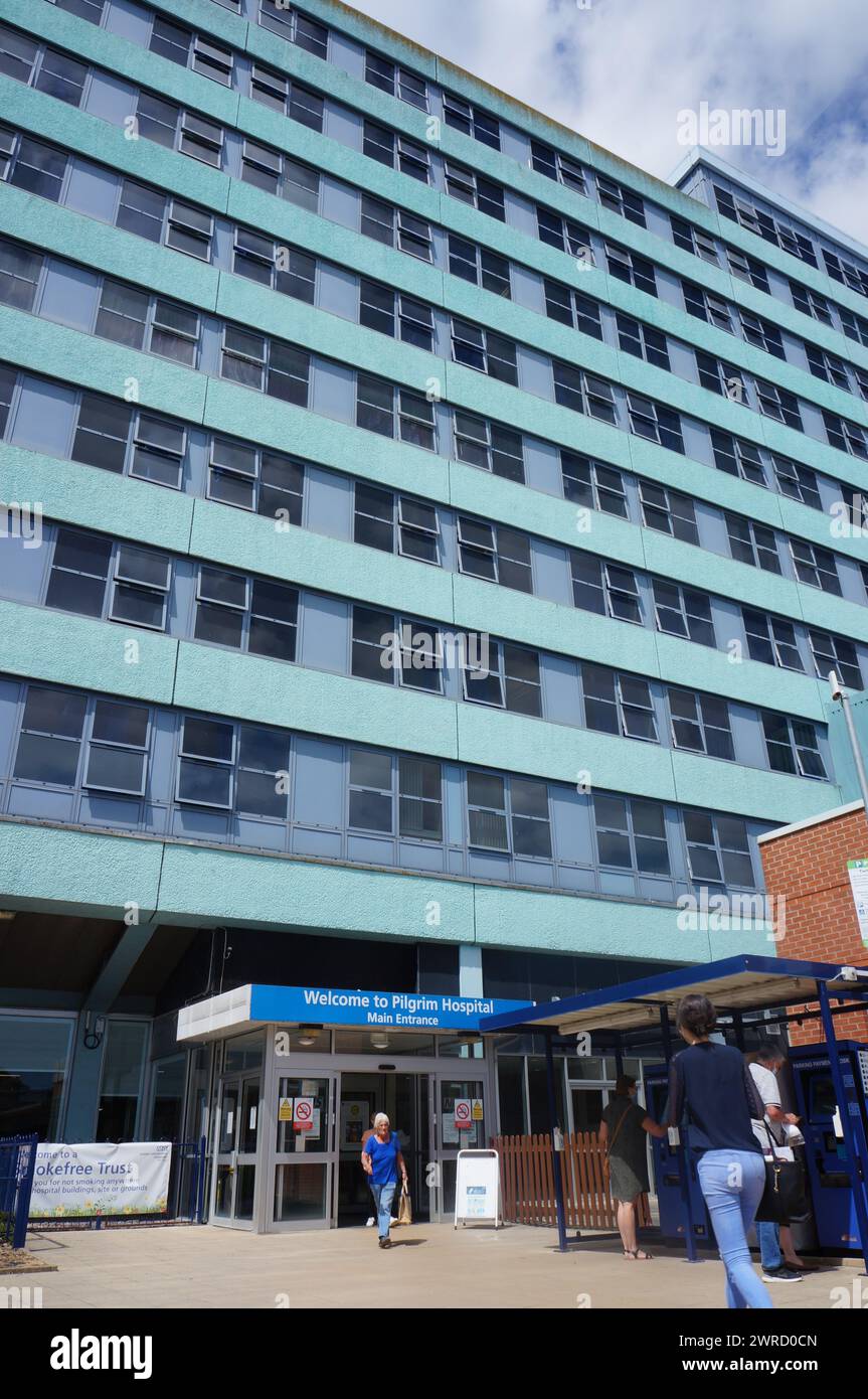Signage outside hospital building hi-res stock photography and images ...