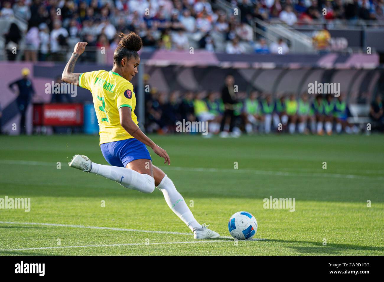 Brazil women free kick hi-res stock photography and images - Alamy