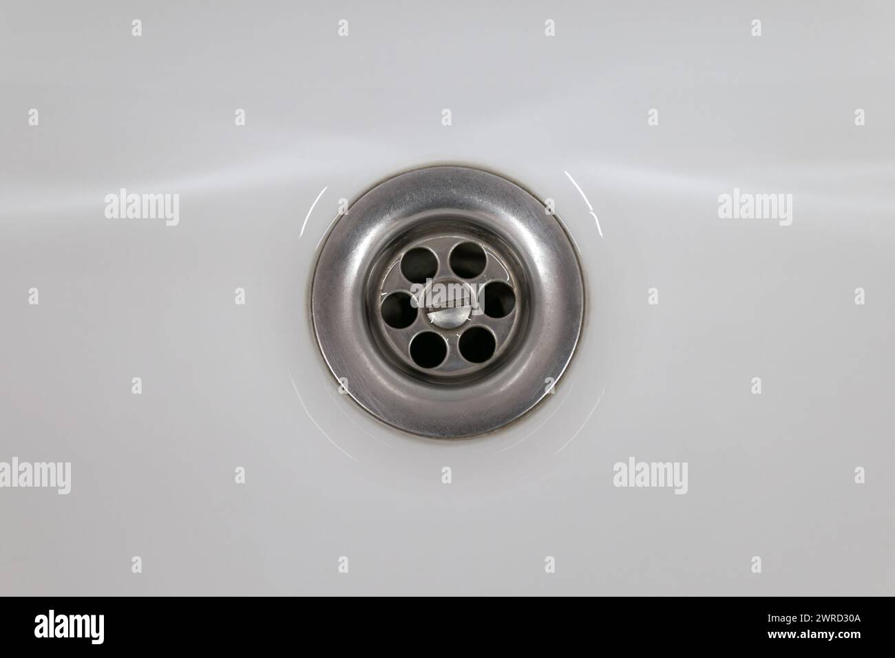 Drain in a white ceramic sink. Background Stock Photo - Alamy