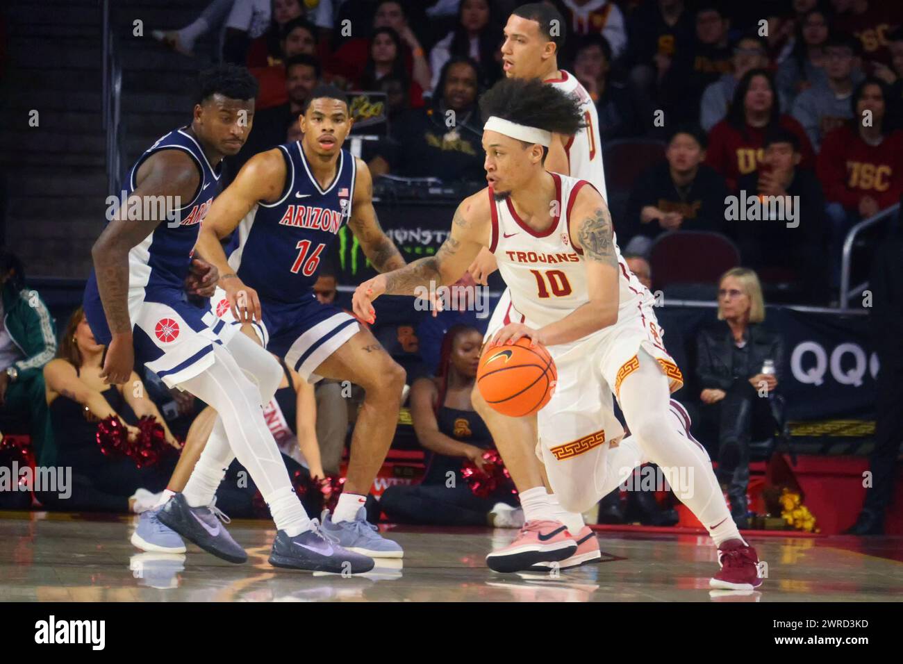 USC Trojans forward DJ Rodman (10) drives to the basket during an NCAA ...