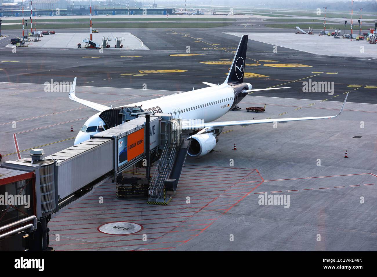 Lufthansa Flugzeug am Gate *** Lufthansa aircraft at the gate Copyright ...