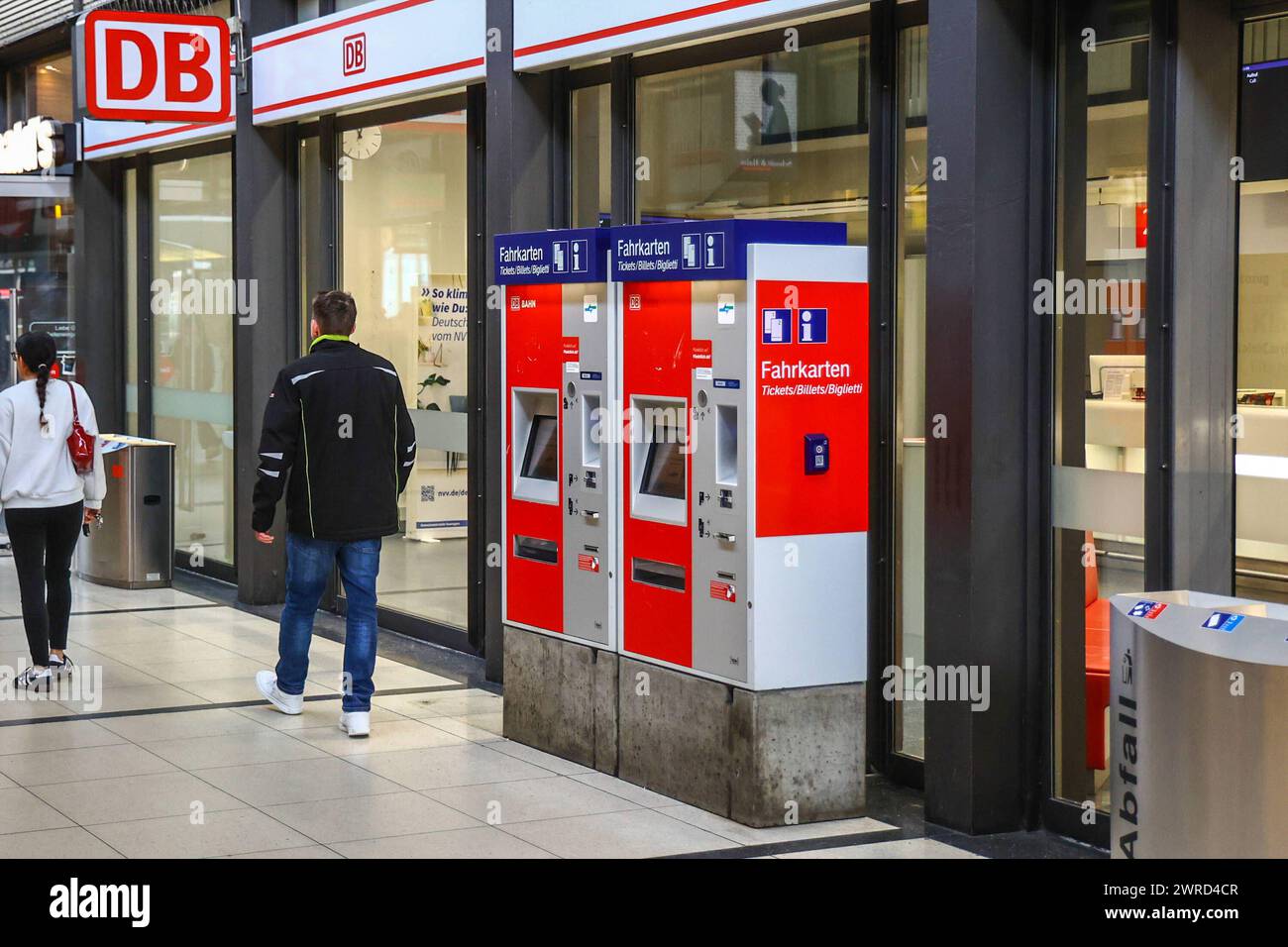 Fahrkarten Automat im Bahnhof *** Ticket machine at the station ...