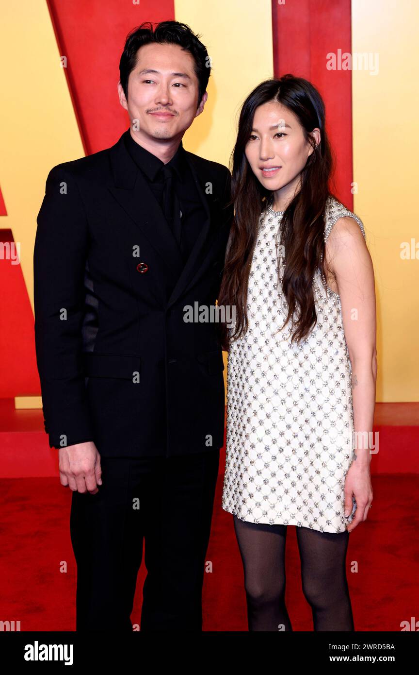 Steven Yeun mit Ehefrau Joana Pak bei der Vanity Fair Oscar Party 2024 ...