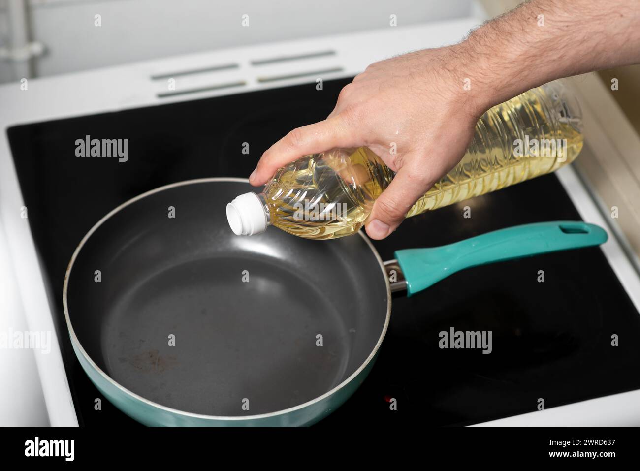 Man pouring oil from bottle hi-res stock photography and images - Alamy
